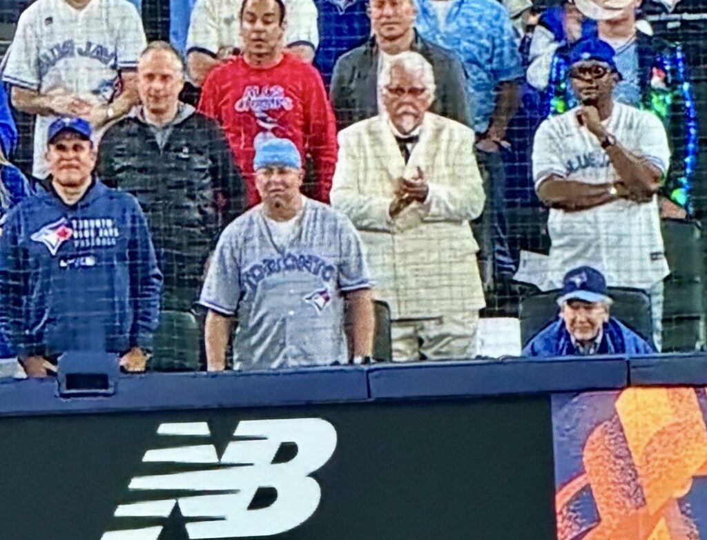 ワールドシリーズ カーネルサンダース姿の観客が話題 ロジャースセンター第二戦のバックネット裏で起きた出来事を整理 | OYAJI SPORTS